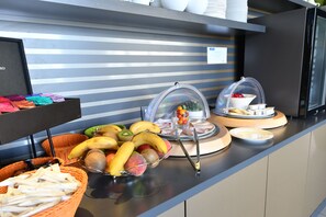 Pequeno-almoço tipo buffet diário mediante uma taxa 