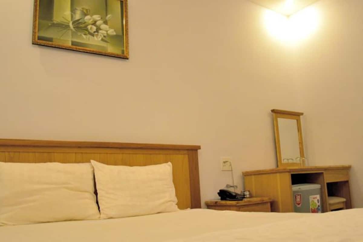 Quarto superior (No Window) | Frigobar, cortinas blackout, Wi-Fi de cortesia