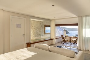 Suíte superluxo, sacada (Private Pool) | Frigobar, cofres nos quartos, individualmente decorados