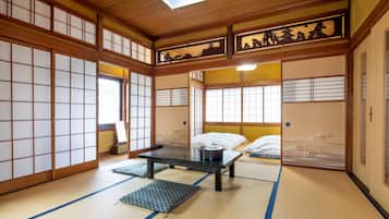 Quarto tradicional (Japanese-Style, Shared Bath, 2 Adults) | Cofres nos quartos, escrivaninha, espaço de trabalho para notebook