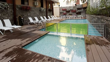 Piscina exterior sazonal, guarda-sóis, espreguiçadeiras