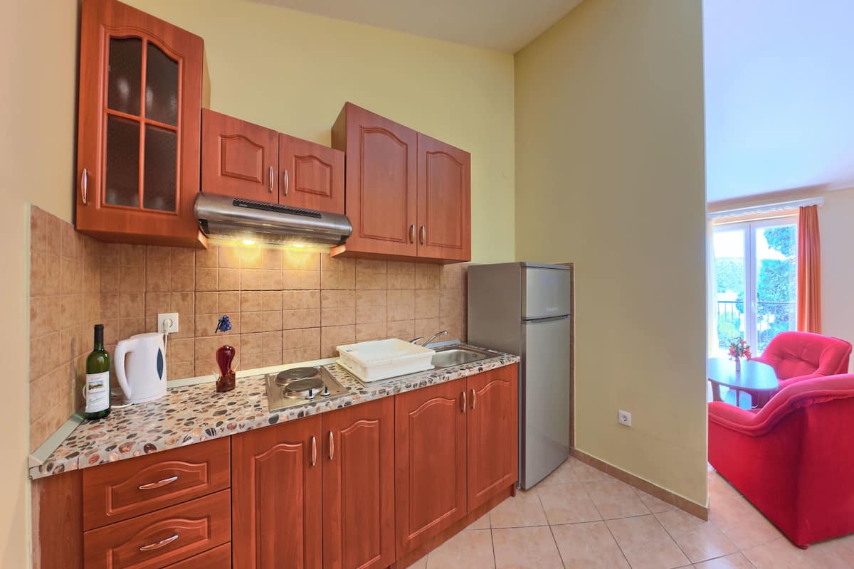 Apartamento, 1 quarto, varanda, vista para o mar | Cozinha privada | Um frigorífico