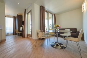 Suíte panorâmica, terraço, vista para a cidade | Área de estar | Smart TV 50 polegadas com canais digitais