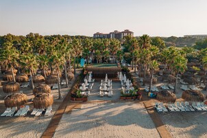 7 bares/lounges, 2 bares ao lado da piscina, bar na praia