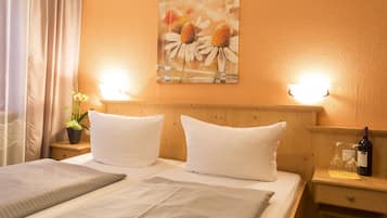 Quarto casal clássico | Roupas de cama premium, cofres nos quartos, escrivaninha