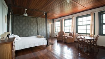 Quarto superior, banheira de hidromassagem | Camas extras/dobráveis