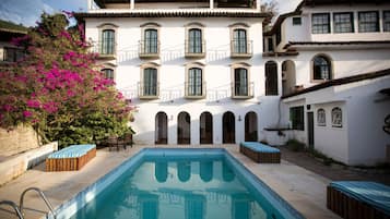 Piscina externa, espreguiçadeiras