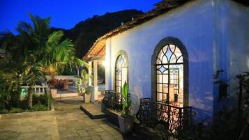 Fachada da propriedade à noite