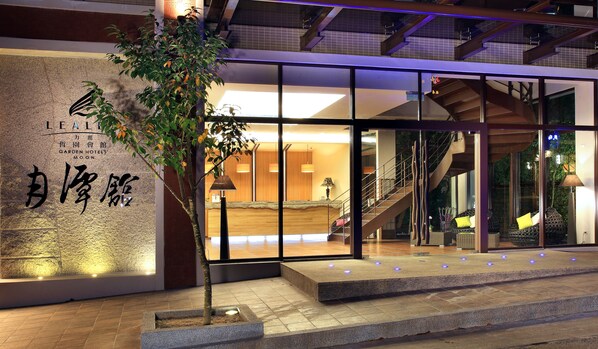 Fachada do alojamento (tarde/noite)