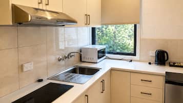 Quarto Twin, kitchenette | Kitchenette privada | Uma cafeteira/bule, um frigorífico, uma chaleira elétrica