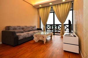 Apartamento luxo, 2 quartos, para não fumantes, vista para a cidade | Sala de estar | TV LCD