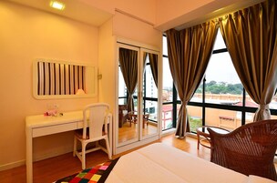 Cofres nos quartos, escrivaninha, quartos à prova de som