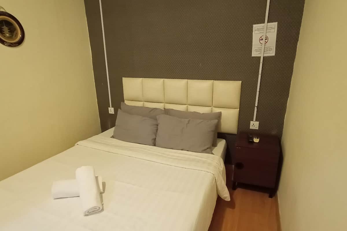Quarto casal superior, 1 cama Queen, vista para a cidade | Individualmente decorados, quartos à prova de som, Wi-Fi de cortesia