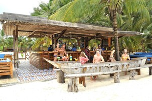 Cozinha internacional, com vista para a praia 