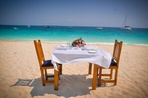 Culinária internacional, vistas para a praia 