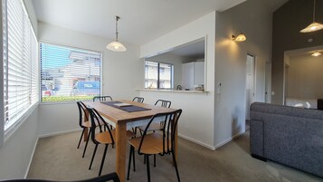 Casa geminada, 2 quartos | Cozinha privada | Micro-ondas, chaleira elétrica, torradeira