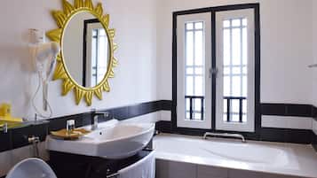 Quarto Nobre, 1 cama king-size, não fumadores, banheira | Casa de banho | Artigos de higiene pessoal grátis, um secador de cabelo, chinelos