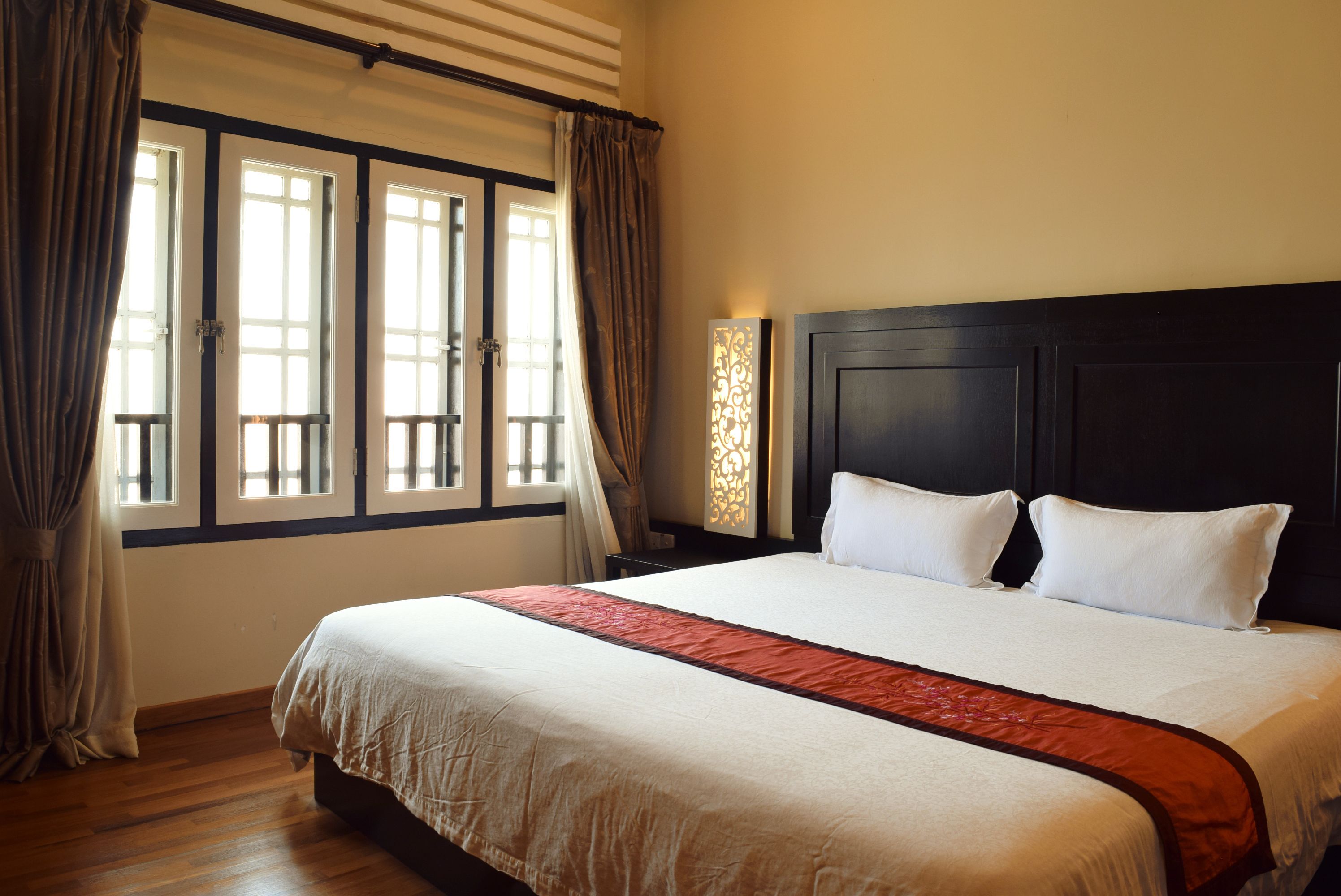 Roupas de cama premium, frigobar, cofres nos quartos, escrivaninha