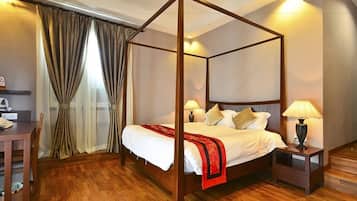 Quarto Deluxe, 1 cama king-size, não fumadores, banheira | 1 quarto, roupa de alta qualidade, minibar, cofre no quarto