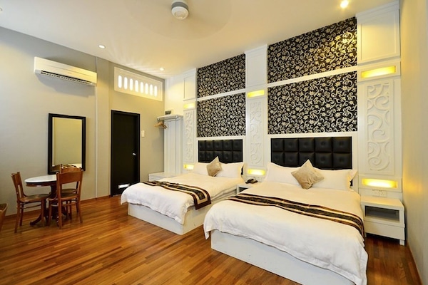 Quarto família, 2 camas Queen, para não fumantes, banheira | 1 quarto, roupas de cama premium, frigobar, cofres nos quartos