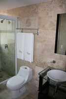 Quarto clássico | Banheiro | Chuveiro, secador de cabelo, toalhas de banho 