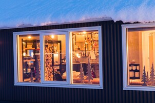 Fachada do alojamento (tarde/noite)