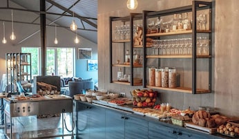 Pequeno-almoço tipo buffet diário mediante uma taxa 