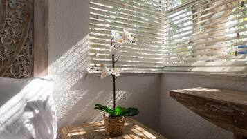 Com decoração personalizada, com mobília individualizada, secretária