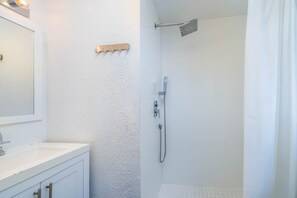 Um polibã, um secador de cabelo, toalhas fornecidas, sabão 