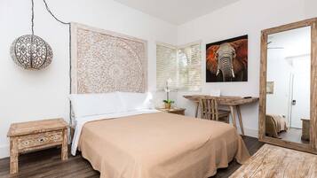 Com decoração personalizada, com mobília individualizada, secretária