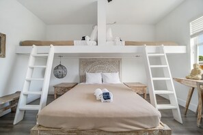 Quarto Familiar, várias camas, kitchenette (Self check-in) | Secretária, secretária adequada para computadores portáteis