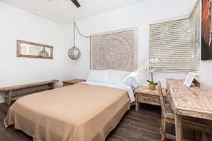 Com decoração personalizada, com mobília individualizada, secretária 