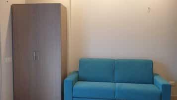 Minibar, cofre no quarto, secretária, roupa de cama fornecida
