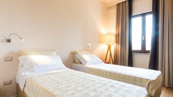 Quarto Duplo ou Twin Superior | Minibar, cofre no quarto, secretária, roupa de cama fornecida