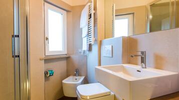 Quarto Duplo ou Twin Superior | Casa de banho | Um polibã, artigos de higiene pessoal grátis, um secador de cabelo