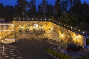 Estacionamento sem assistência (pago) (EUR 4 por noite) 