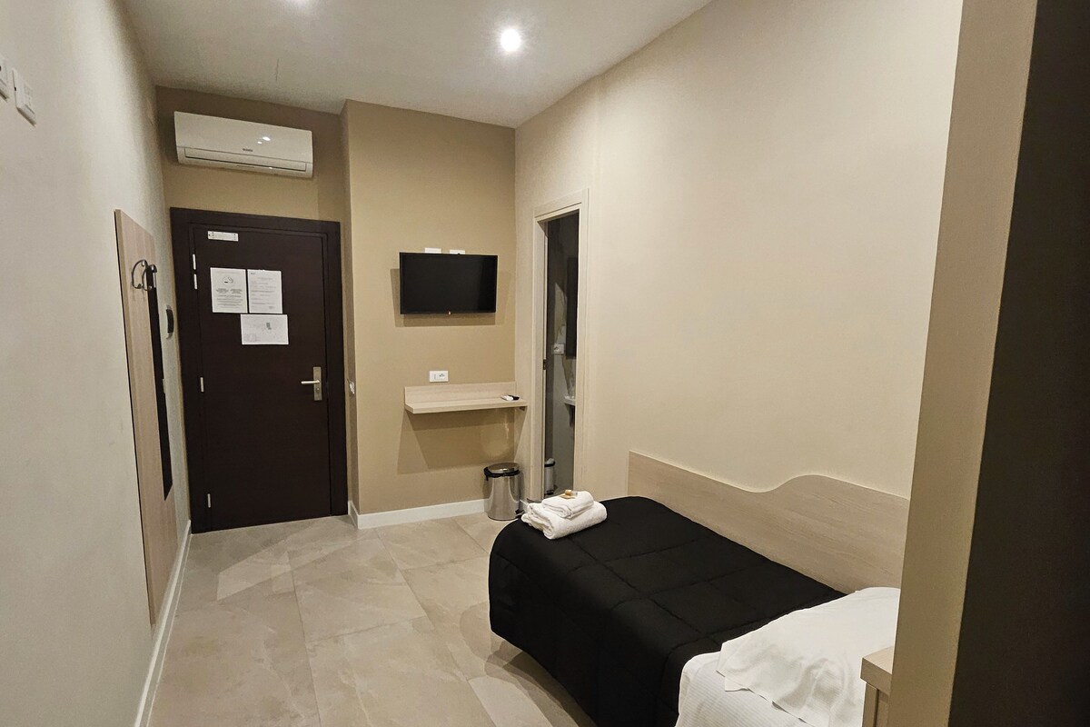 Single Room | Frigobar, cofres nos quartos, escrivaninha, Wi-Fi de cortesia