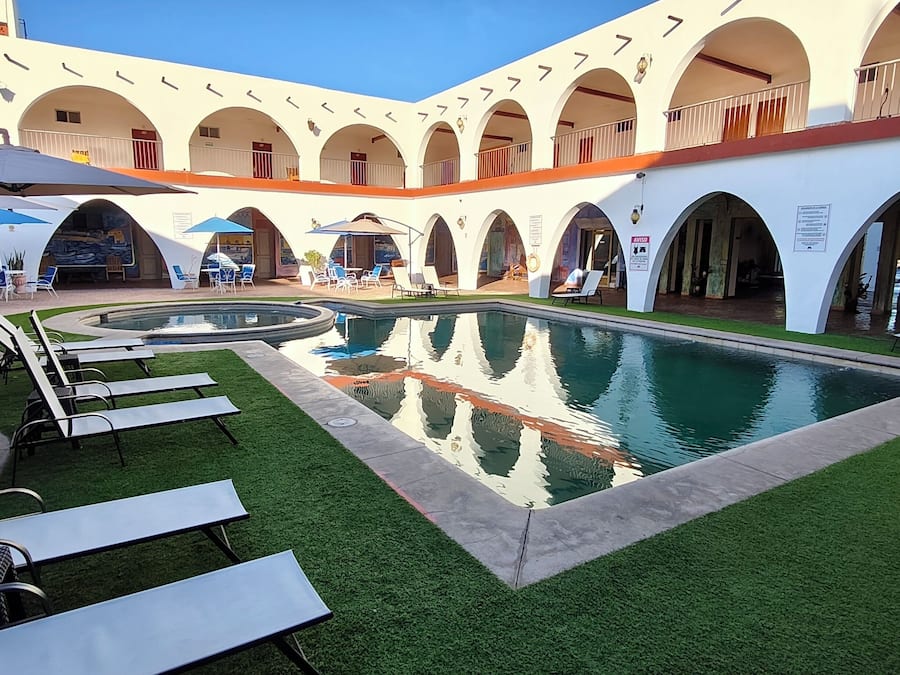 Piscina externa, espreguiçadeiras