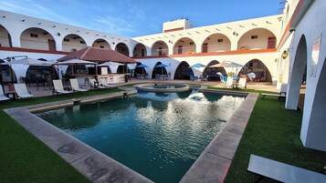 Piscina exterior, espreguiçadeiras 