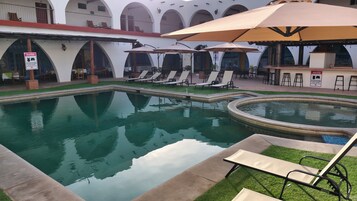 Piscina exterior, espreguiçadeiras 