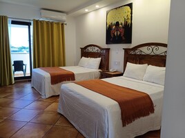 Quarto Duplo Deluxe, 2 camas de casal, Vista para a cidade (Hab. Doble Deluxe, 2 camas, p. alta) | Cortinas/cortinados opacos, Wi-fi grátis, com mobília individualizada 