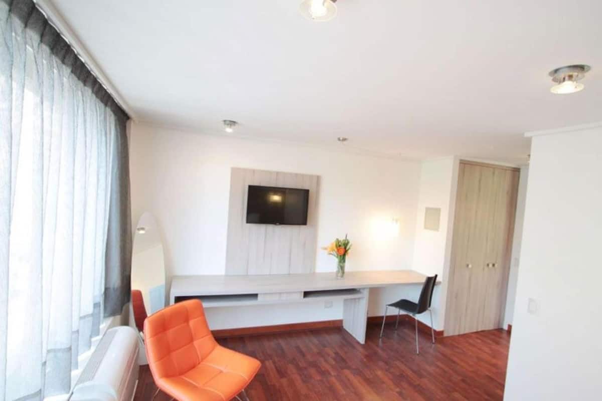 Roupa de alta qualidade, minibar, cofre no quarto, secretária