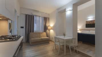 Estúdio luxo (A) | Área de estar | TV LED 24 polegadas com canais digitais, TV