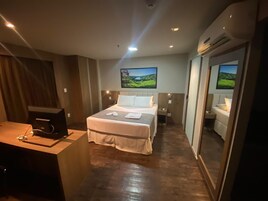 Quarto casal premium | Roupas de cama antialérgicas, frigobar, Wi-Fi de cortesia, roupa de cama