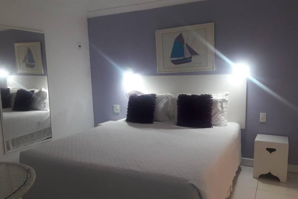 Minibar, cofre no quarto, secretária 