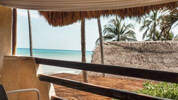 Quarto superior, 1 cama King, vista parcial para o oceano | Vista para praia/oceano