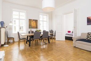 Apartamento Deluxe, 2 quartos | 2 quartos, com decoração personalizada, com mobília individualizada 
