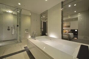 Suite (Collaboration) | Casa de banho | Artigos de higiene ecológicos, um secador de cabelo, chinelos, um bidé 