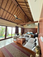 Quarto casal superior | Área de estar | TV LED