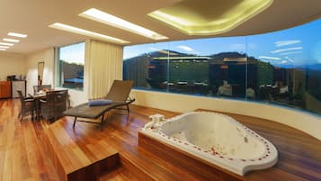 Quarto, banheira, vista para a montanha (Suite Mayev) | Cofres nos quartos, escrivaninha, cortinas blackout